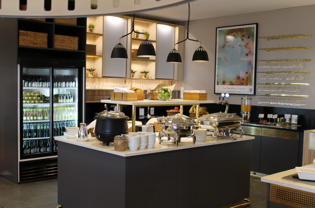 First day with hot food in the SAS Gold Lounges | MorePremium.com