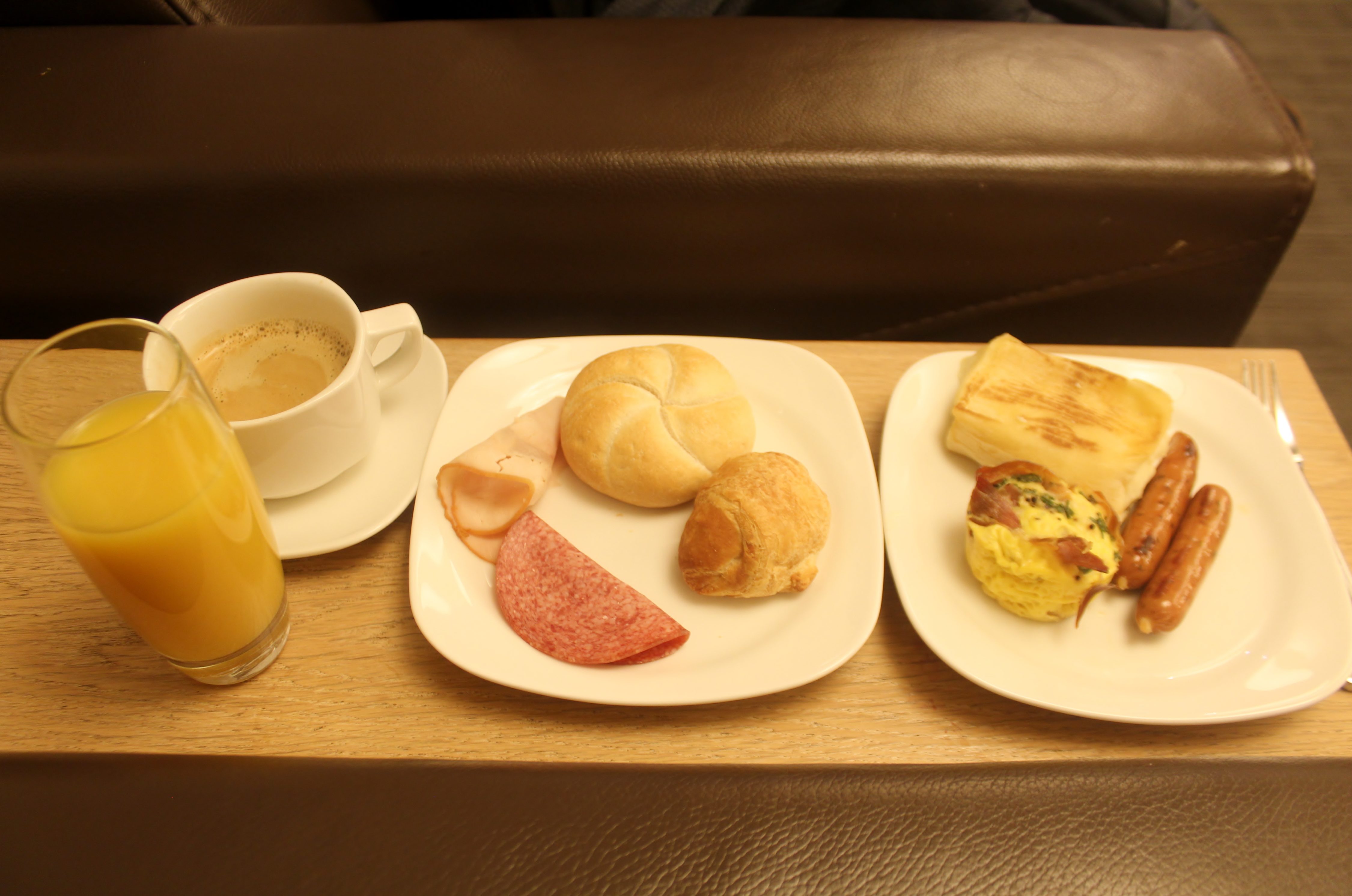 Breakfast in the LOT Elite Club Lounge in Warsaw | MorePremium.com